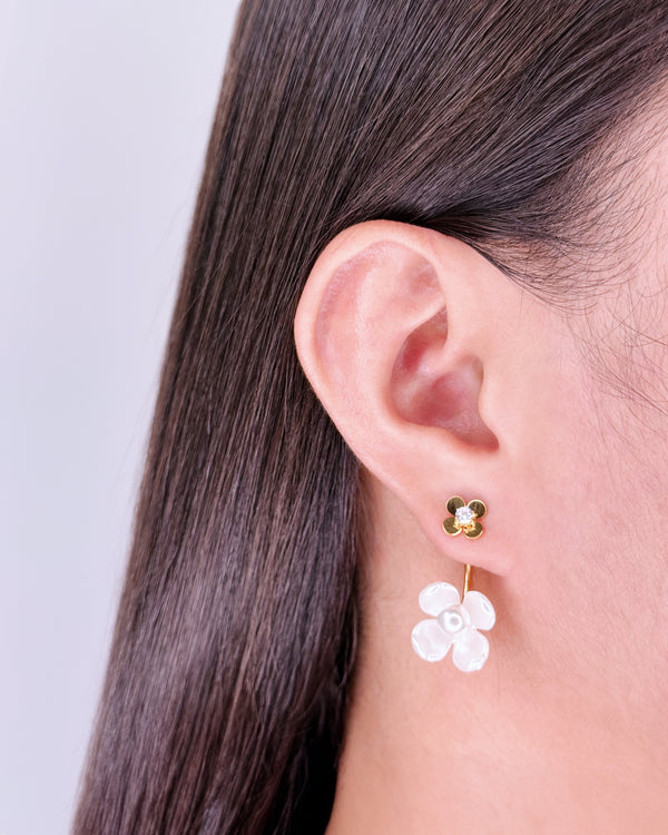 Grethel Flower Shaped Center Zircon Pollen Gold Stud Floating Design F ...